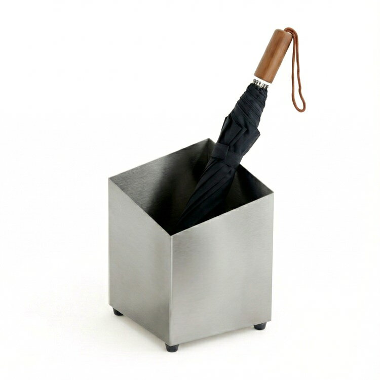 置く場所を選ばないシンプルモダンデザイン。 お客様をお出迎えするエントランスに最適な機能的でシンプルなフォルムのステンレス傘立て。 折りたたみ傘専用です。 ■papperskorg（パペルスコルク）とは シンプルな美しさの中に機能的で、実用...