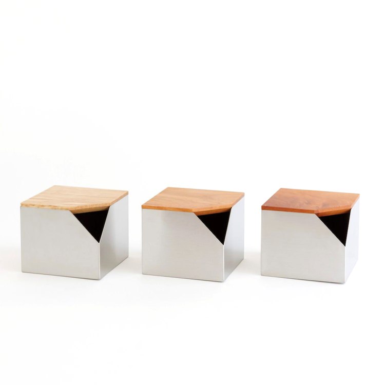 ステンレス×天然無垢材の静かに佇む小さな箱。 コンパクトなティッシュボックス、SAEZURI。 ■papperskorg（パペルスコルク）とは シンプルな美しさの中に機能的で、実用性と耐久性を兼ね備えたプロダクトを提案するインテリアブランド...