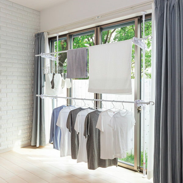 ●2段で洗濯物がたっぷり干せるテラス窓用ものほしですテラス窓枠につっぱって簡単に取付け可能テラス窓の使用に配慮した着脱式の竿で使い勝手も抜群専用伸縮竿2本付き(約118〜204cm)日常的に使うものだからこそ安心感を。 幅広い用途で活躍しま...
