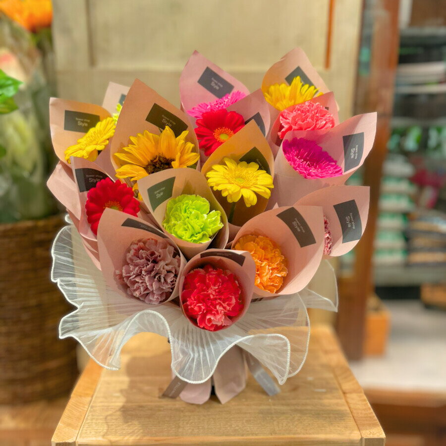 商品の詳細 商品 内容 小さなミニブーケをぎゅっと集めて作る、見た目もかわいいシェアブーケ♪ 一つのブーケが小分けになっているので、そのまま大きな花束として贈るのはもちろん、いくつかに分けてプレゼントしたり、好きな場所に分けて飾ったり使い方...