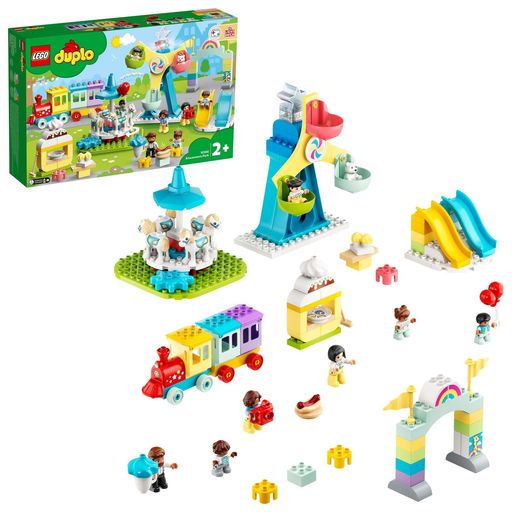 レゴ の移動式遊園地キットは1歳〜2歳以上の乳幼児向けで、2つのすべり台、カルーセル、3種類の色とりどりのキャビンが付いた観覧車を特徴としています。 レゴ デュプロ列車とホットドッグ、アイスクリーム、カメラ、ふうせん、カップケーキ、ほうき、...