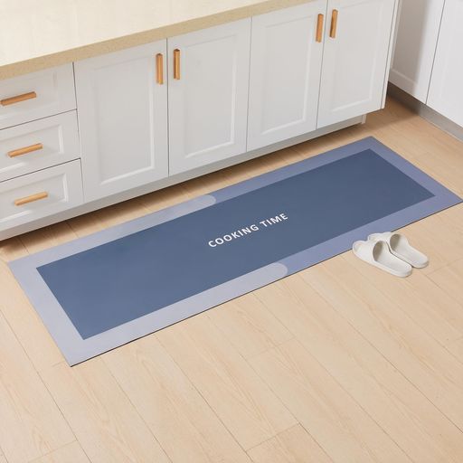 【吸水速乾・いつでもサラサラ】特殊吸水繊維と発泡層の組み合わせにより、水分や油汚れを素早く吸収・拡散。調理中に水が飛び散っても表面はベタつきにくく、快適な足元を保ちます。 【4.5mm厚クッションで床と足腰を守る】中材に低反発ウレタンを使用...