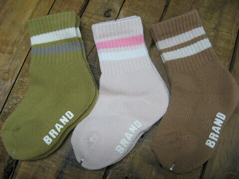 STORE'Sは、自分の身の回りを見ると必ずある、少なからずアメリカに影響を受けた物。そしてそれを取り巻く自分の生活。もちろん日本の和もすばらしい。しかし、異文化でありながらもすっかりと溶け込んでいるアメリカンな雰囲気を表現したいと言う気持...