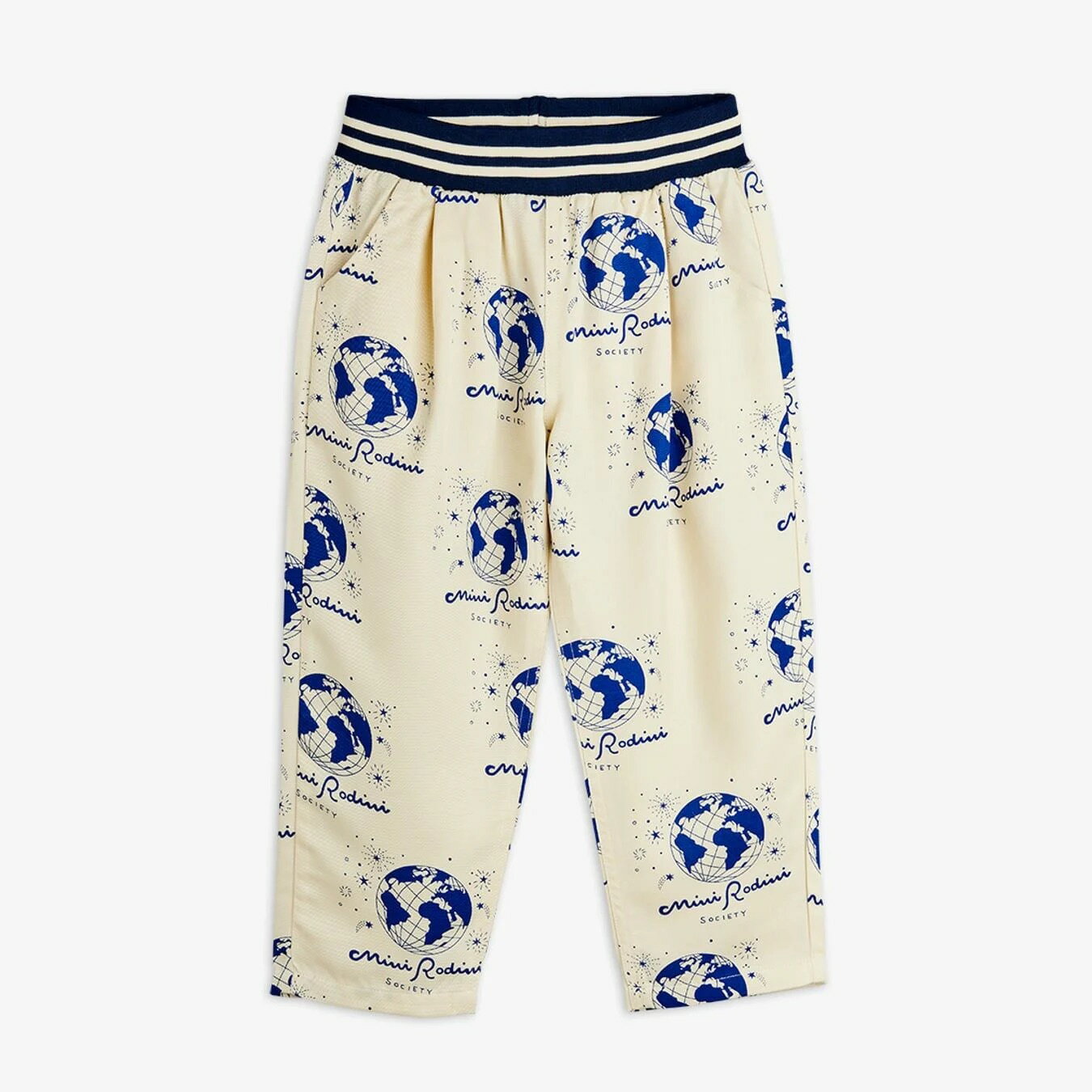 商品について リヨセル100%の織りパンツ。 Societyのアートワークがプリントされています。 ゆったりとしたシルエットで、快適なストライプ柄の伸縮性ウエストバンドが特徴です。 素材 100%リヨセル この製品は、持続可能な方法で栽培さ...