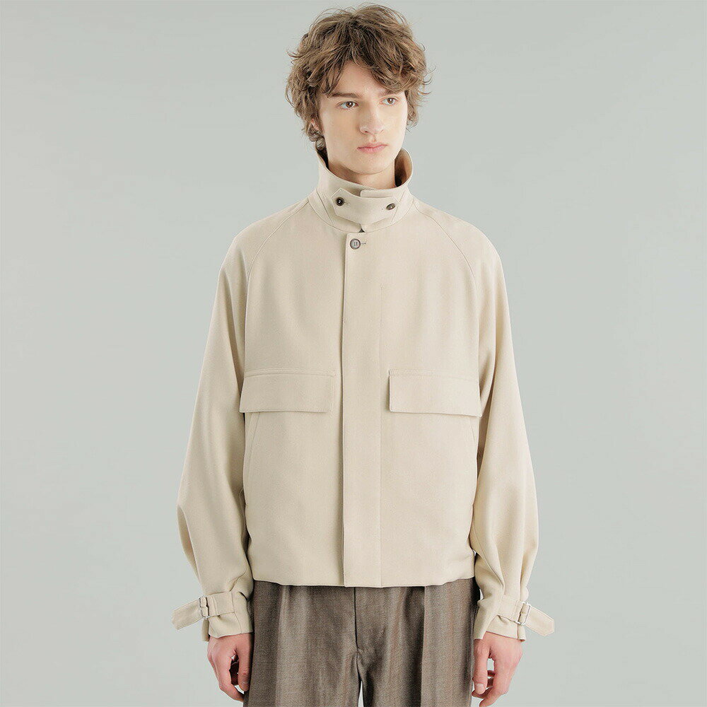 商品について ヴィンテージモーターサイクルコートのディテールを取り入れたショートジャケット『RUSPER(ラスパー）』。肩周りをコンパクトに見せるラグランスリーブ、丸みのある衿、袖口を絞ってブラウジングできるスリーブタブがポイントです。衿を...