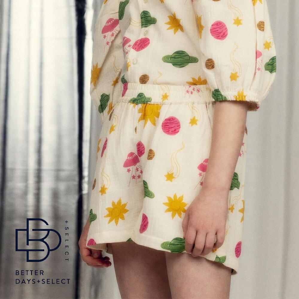 商品について 柔らかなモスリン素材（100%オーガニックコットン）を使用したショートパンツ。 宇宙プリントが特徴です。 伸縮性のあるウエストバンドとサイドポケット付き。 軽量で通気性に優れ、暖かい日に最適です。 主に子供たちが使用する製品を...