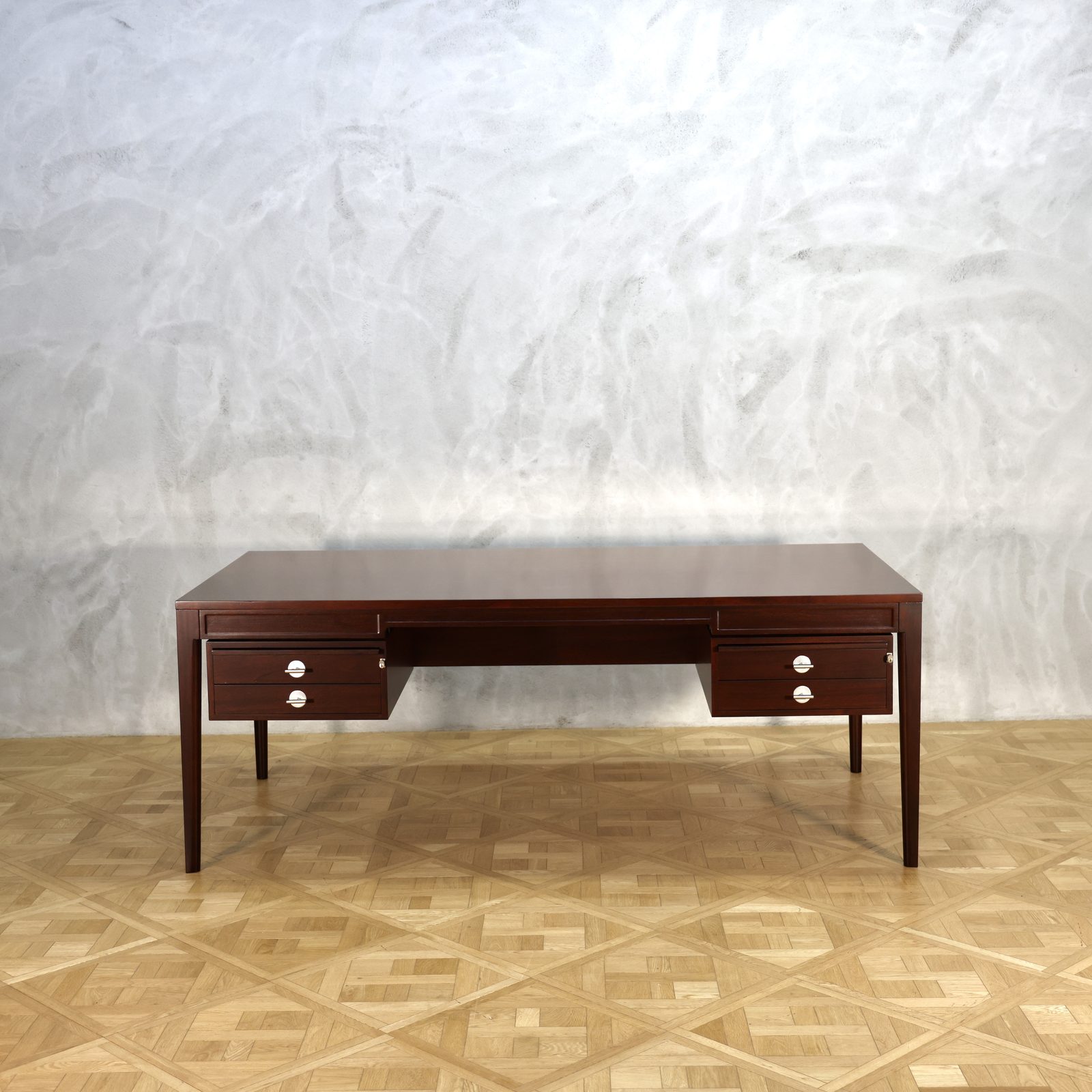 【商品仕様】 デザイナー：Finn Juhl モデル：Diplomat サイズ：W190×D95×H72 cm フィン・ユール デスク マホガニー Finn Juhlのディプロマットシリーズ Width W190×D95×H72(cm)と非...