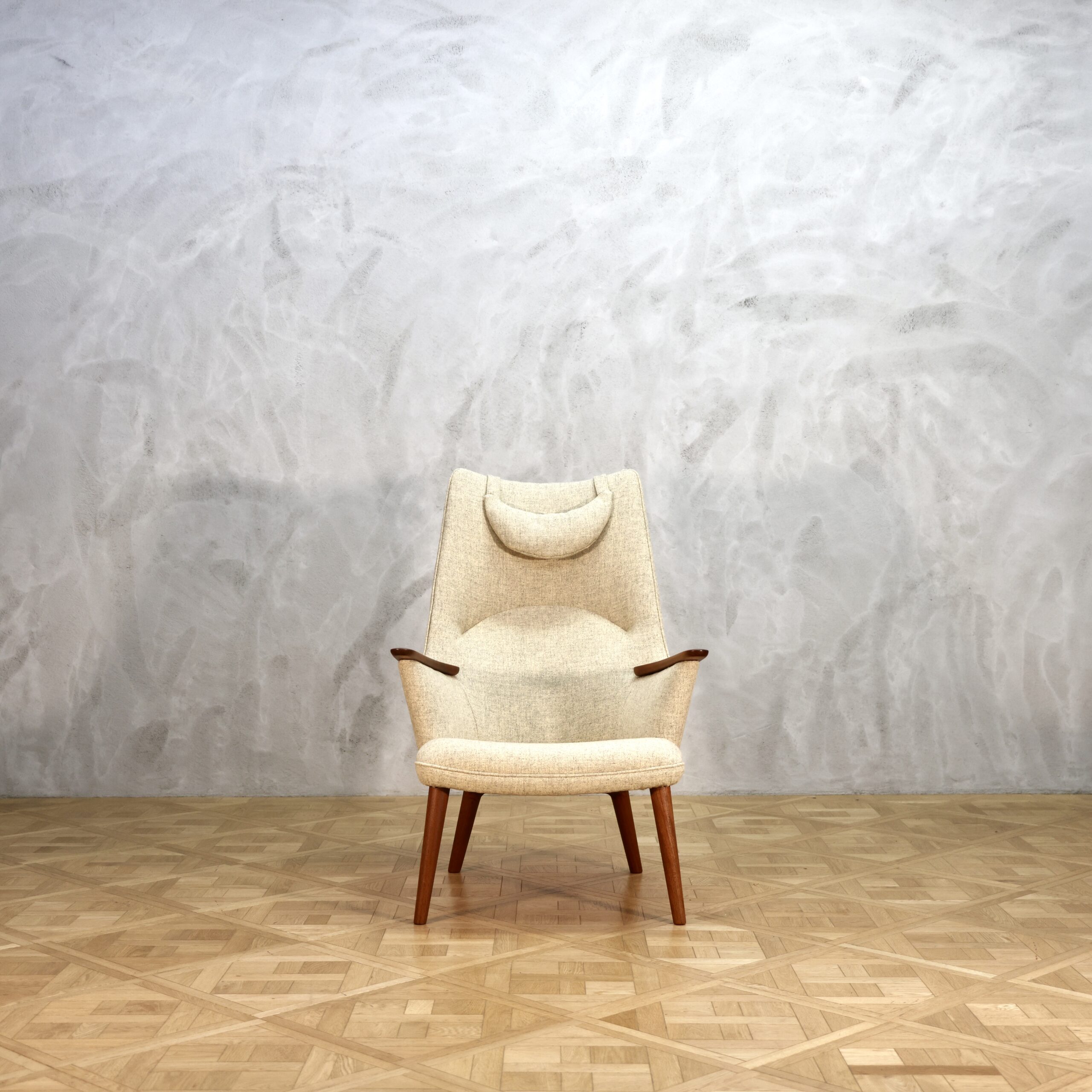 1954年頃、Hans J. Wegnerによってデザインされたママベアチェア。近年Carl Hansen社によって復刻されましたが、こちらは50年代にAP Stolen社で製造された当時のオリジナルです。作りが非常に良く座り心地も非常に良...