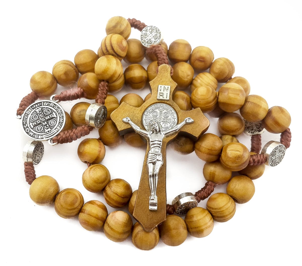 際立つ品質 - 長く豪華なカトリック教会のブラウンウッドビーズのロザリオネックレス。1.6インチのシルバーのイエス・キリスト受難の像入り。 高い精神性とジュエリーの職人技で、最高の形に！特別デザイン - 木製ビーズと小さな聖ベネディクトのメ...