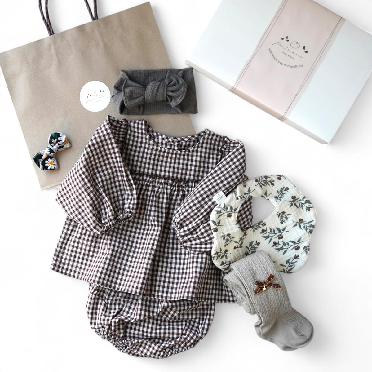 【出産祝いに最適な5点セット(80サイズ)】赤ちゃんの可愛さを引き立てるウェアと小物をおしゃれにコーディネート【ギンガムチェックセットアップ】バルーン袖ブラウス＆かぼちゃパンツは綿100%、着心地と可愛さを両立【もくもくダブルガーゼスタイ】...