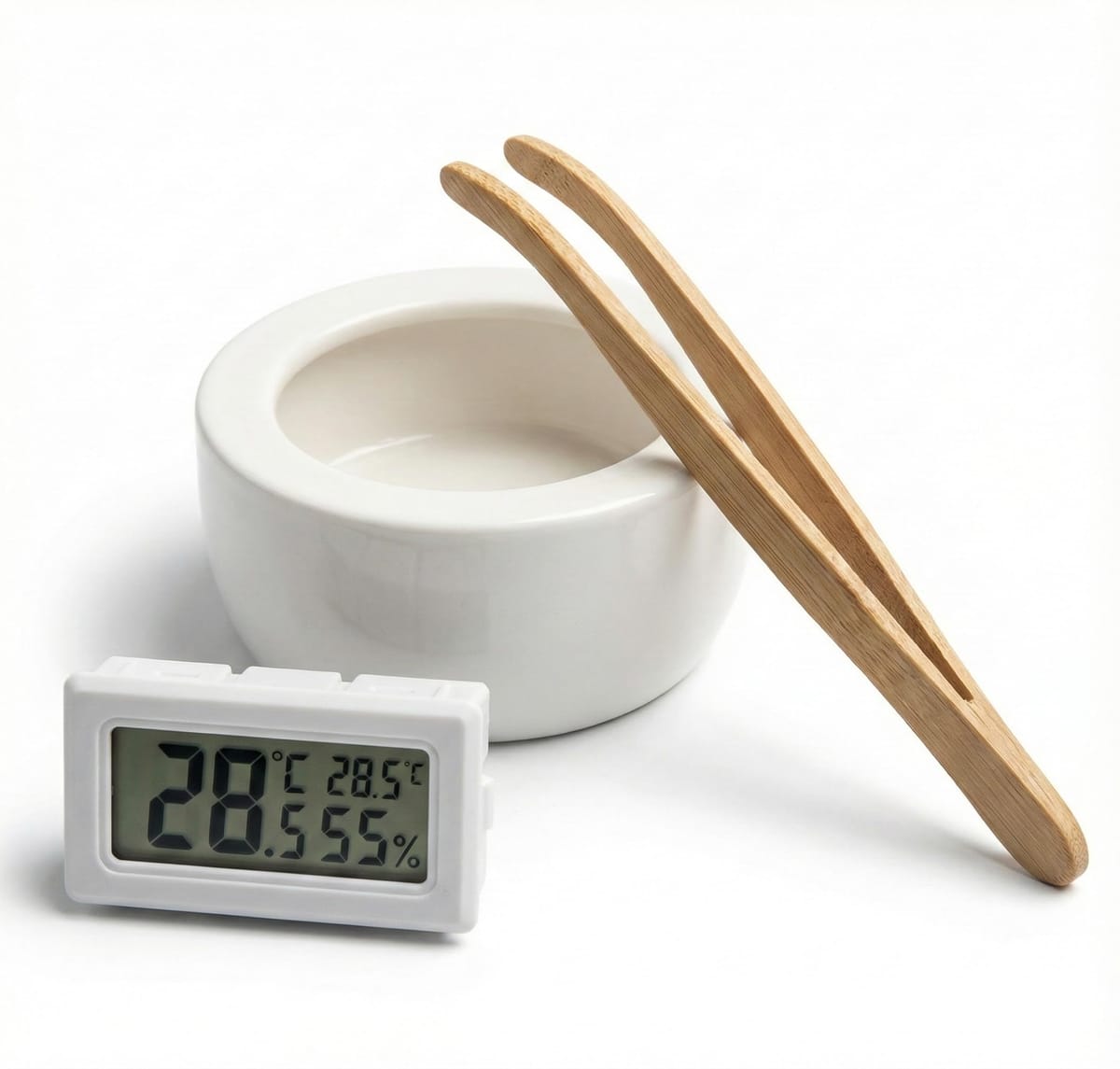 【鉄壁の防逃げ構造エサ皿】内側に特殊な「返し」加工を施した陶器製ワームボウルです。活発なミルワームやデュビアなどの活き餌が脱走するのを防ぎ、ケージ内を清潔に保ちます。エサの無駄も減らせて経済的です。適度な重みがあり、生体が乗ってもひっくり返...