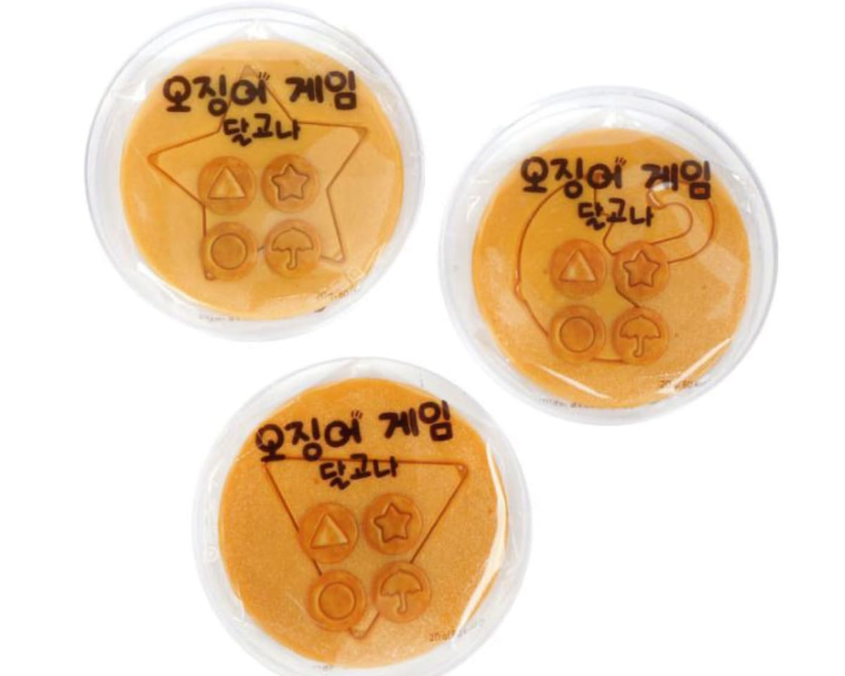 伝統菓子: 韓国の伝統的なダルゴナ、20gx3個セットパッケージ内容: 個別包装された3つのダルゴナキャンディー、食べやすいサイズで保存に便利本格素材: 砂糖を使用した昔ながらの製法で作られた、懐かしい味わいのカルメ焼きデザイン: かわいい...