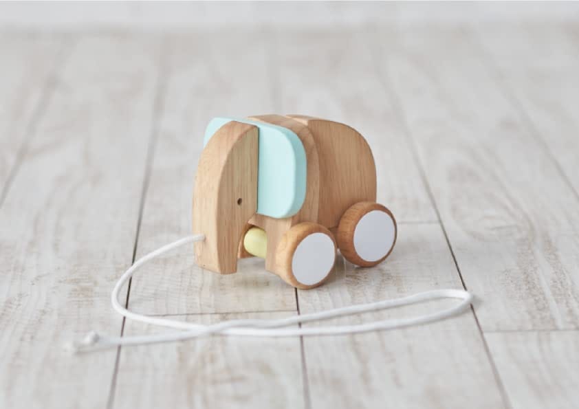 前足のギミックによって、頭を左右に揺らしながら、とことこと進む動きが特徴的なプルトーイ。インテリアとしても飾れる、親子に優しいデザインです。対象年齢　1.5歳～　セット内容　本体×1重量　約250g　材質　天然木・コットン生産国　ベトナム　...