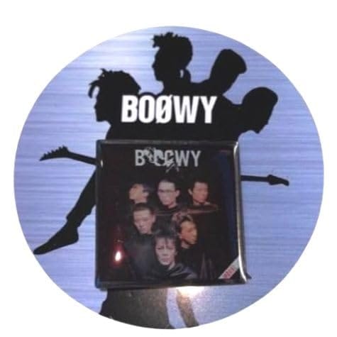 BOØWYのデビューアルバム「MORAL」を象徴するピンバッジが登場！荒削りながらも圧倒的なパワーと個性が詰まった初期BOØWYの魅力を、シンプルかつスタイリッシュにデザインしたファン必携のアイテム。デザインはアルバム「MORAL」の世界観...