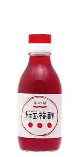 有機梅と有機赤しそを使用した風味豊かな梅酢です。食塩は、伊豆大島で作った伝統海塩「海の精」を使用しています。 奈良県吉野や東紀州の有機梅と紀州の有機シソを伝統海塩「海の精」で漬けた紅玉梅干の梅酢です。