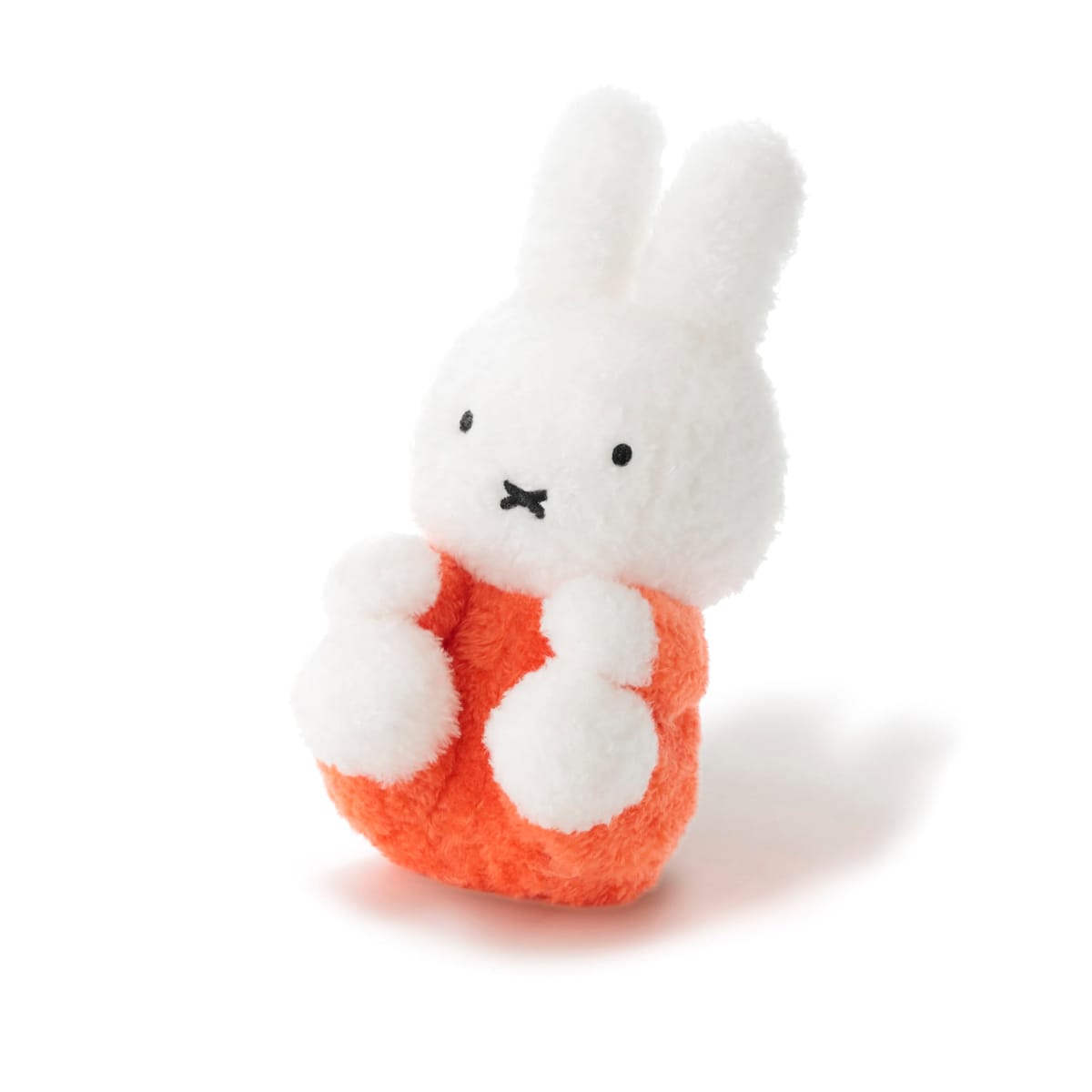 しりもちをついたような姿勢が可愛らしい、ころりんぬいぐるみのミッフィーです。お尻にはおもりが入っており、ころんとしたしりもち姿を楽しめます。サイズ：約H17×W9×D10cm