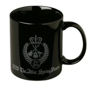 THE ALFEEの 2020年春ツアーを記念して作られた、特別なメモリアルマグカップが登場！【王冠とギターのエンブレムロゴ】 をメインに、春ツアーの日付と場所がゴールド＆シルバーで美しくプリントされた、ファンなら手に入れたいアイテム。ブラ...