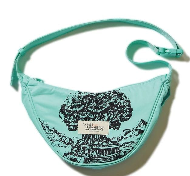 Mrs. GREEN APPLE NOAH no HAKOBUNE ARENA TOUR 2023の世界観をそのまま閉じ込めた、ラウンド型ショルダーバッグです！丸みのあるフォルムで体に自然にフィットし、軽やかに背負えるサイズ感は日常使いにも...