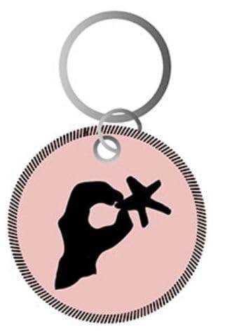 ザ・クロマニヨンズの公式グッズ、HEY! WONDER 2024 ワッペンキーホルダーが登場！**サイズ：**- φ5cm●**カラー：**- ピンクこのキーホルダーは、かわいらしいワッペン風のデザインが特徴です。おしゃれで目を引くピンクカ...