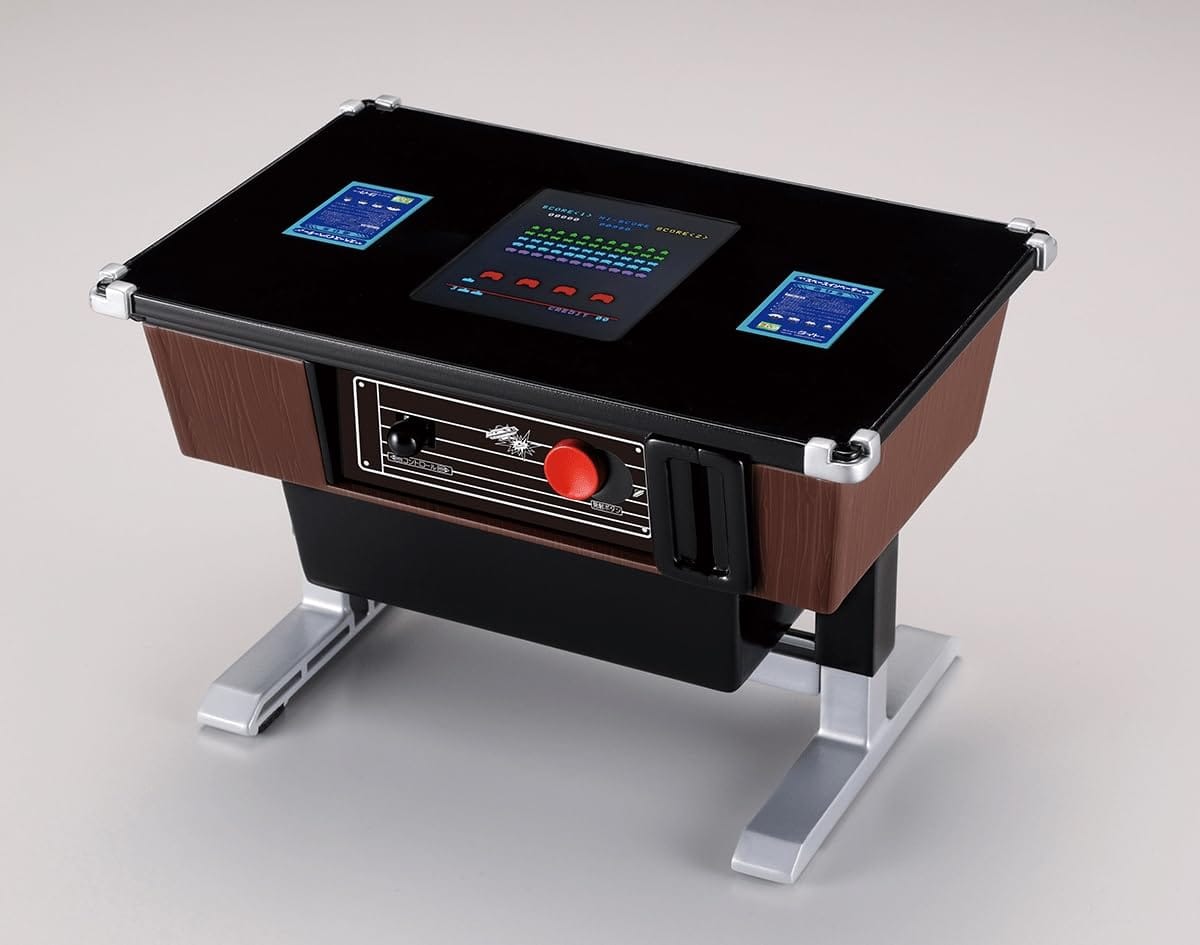 商品名　遊べる貯金箱 スペースインベーダー　テーブル筐体型 素材　本体：ABS サイズ　約 W153×D103×H96mm 販売価格　12500円（税込） 原産国　中国 内容物　本体、取扱説明書、ラバーコースター（※先行購入特典） 電池　単...