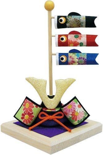 白木の台に和柄の兜、その上には3匹の鯉幟が泳いでいる可愛らしいお飾りです製産の都合上、生地の色柄の出方は製品によって異なりますレーヨンちりめん・レーヨン・金襴・天然木幅15.5cm x 奥行15.5cm x 高さ20cm