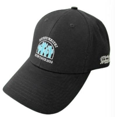 ケツメイシの「KTM TOUR 2024」KTM CACTUS CAPは、ブラックカラーで洗練されたデザインが目を引きます。このキャップは、自由なサイズ設定で頭囲が約56cmから60cmまで対応しており、調整可能なバックルが付いています。だ...