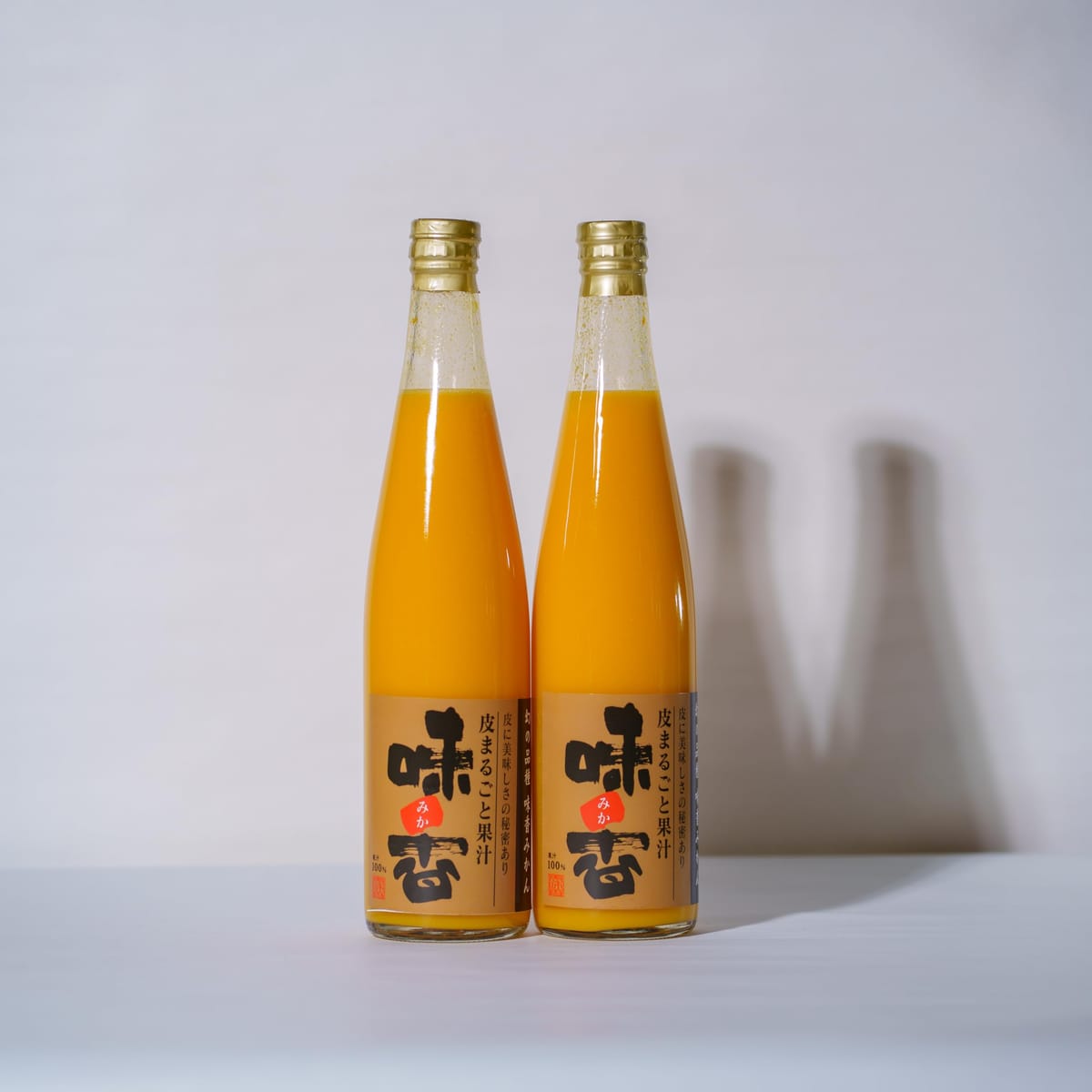 素材は唐津産味香みかん100％：香り高くまろやかな味わいの品種のみを贅沢に使用。無添加のストレート果汁：砂糖・香料・着色料不使用。自然のままの美味しさをお届け。独自の最適化農法による高品質：66歳から農業を始めた生産者が工夫を重ねて実現した...