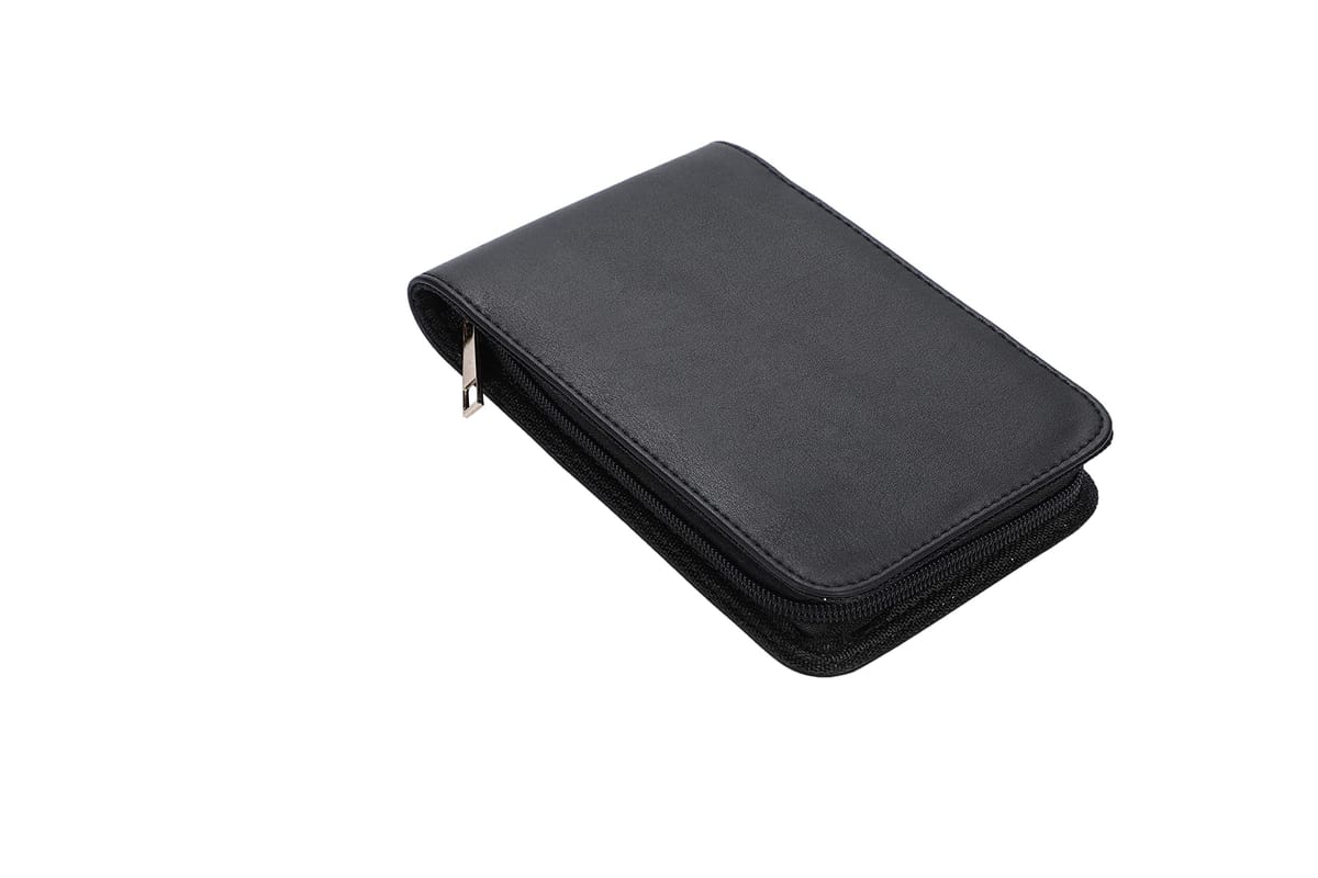 12本まとめて収納ができ、大切なコレクションをまとめて保管するのに便利です ! PUレザー製で高級感のデザインで、かつオシャレでシンプルなペンケースです。 ジャンル分けして綺麗に収納、使いたいペンを簡単に取り出せます。 こちらのペンケースは...