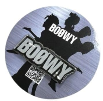 BOØWYの象徴ともいえる「BOØWY LOGO」ピンバッジが登場！シンプルながらも圧倒的な存在感を放つこのロゴは、BOØWYが日本のロックシーンを駆け抜けた証。 バンドの魂を感じるこのピンバッジを身につければ、あの熱い時代が蘇る――。BO...