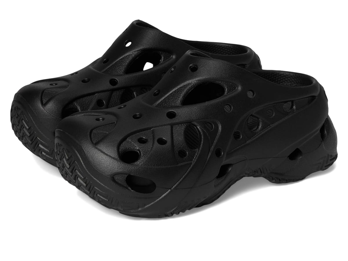 Crocsのケージ付きクロッグは、文字通り高く、比喩的に立っています。 立体的なプラットフォームヒールと印象的なケージデザインで、日常の履物の規範に挑戦する一枚です。 アッパー、ヒール、ソールに施されたシャープでジグザグのブランディングがフ...