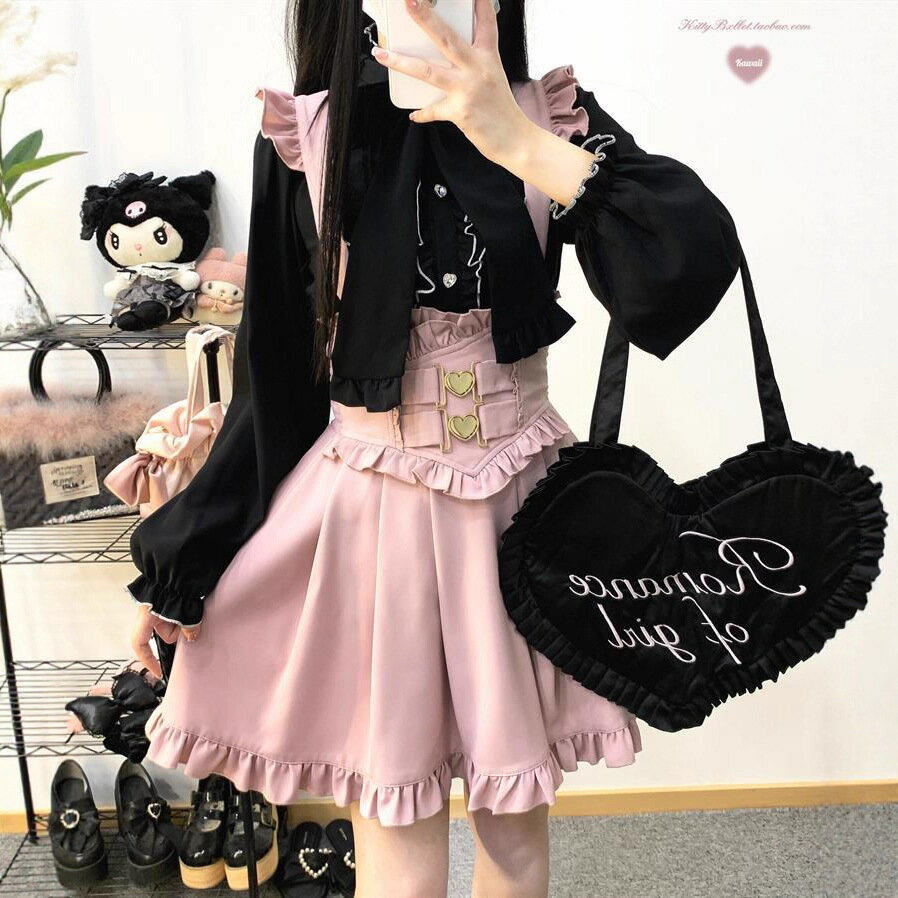 この商品について 【2点セット内容】ブラウス ＋ スカート 清楚なお姫様感を演出するにはちょうどよい フリルデザインのブラウスはリボン「取り外し不可」がついていて、スカートのウエスト後部分は伸縮性であり、ストラップが調整できて、体型に合わせ...