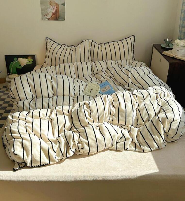 ご来店いただいて誠にありがとうございます。 ★付属品：なし ★カラー：写真より　 ★素材：ポリエステル、その他 ★サイズ（cm）： フラットシーツタイプ シングル（3点セット） 1点布団カバー：150*210cm 1点フラットシーツ：180...