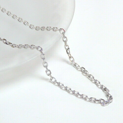 ※ご注意 ・ポスト配達便での発送なので、代引きでのお支払いは不可能となりますので、ご了承下さい。 ・ポスト配達便は発送してから2〜5日後に郵便受けに投函されます。 リッチなシルバー（銀）のチェーンネックレスです！ キラリとカットが入った存在...