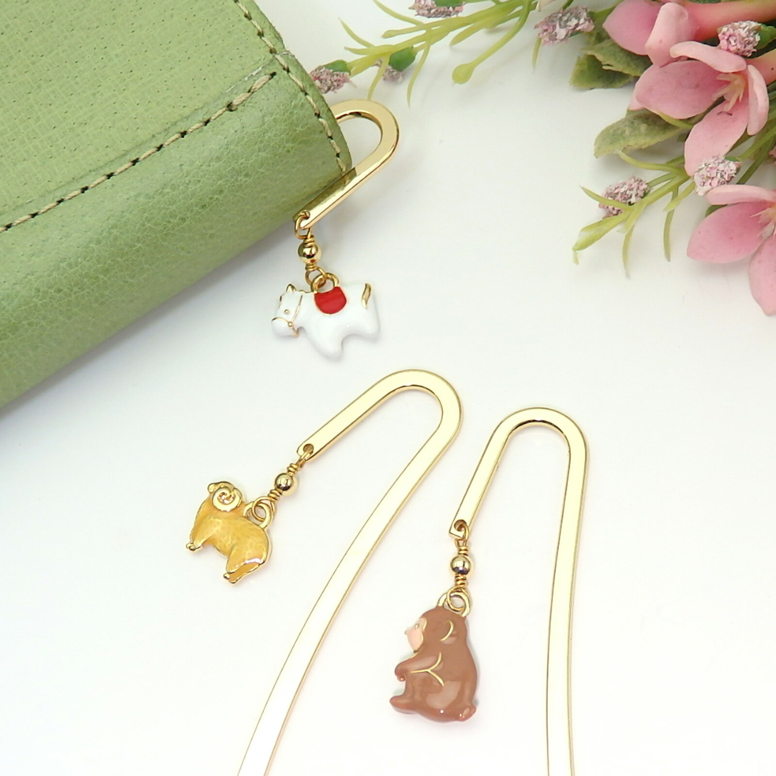 ※ご注意 ・ポスト配達便での発送なので、代引きでのお支払いは不可能となりますので、ご了承下さい。 ・ポスト配達便は発送してから2〜5日後に郵便受けに投函されます。 読書のお伴や料理本のマーカーにおしゃれな栞はいかがですか？ 干支シリーズがで...