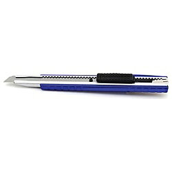 ■紙・ビニール・段ボール等の切断に。 ■アルミダイキャストボディ。 ■適合替刃： SK11カッター替刃小（市販のS型刃（9mm幅）も使えます）。