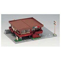 2階建て構造で1階が駐車場。