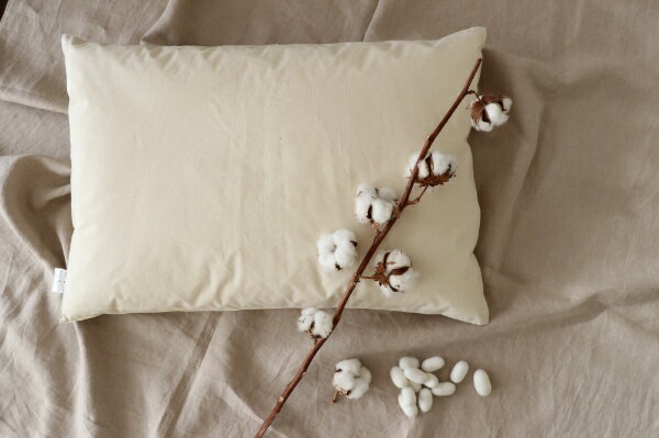 厳選されたシルクを中綿に使用した贅沢な枕。やわらかなシルクわたがふんわり頭を包み込むため、高さは低め。高さのある枕が苦手な方や、やわらかめの枕がお好みの方におすすめの枕です。周りは「ダニの侵入を防ぐ」高密度生地でくるまれているから防ダニ効果...