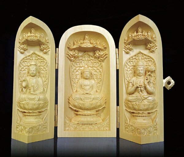 天然ツゲ材使用の繊細に彫られた仏像●仏様の御加護により平穏な生活を願う厄除け三開仏像です。●勢至菩薩・釈迦如来・観音菩薩●手の平サイズで旅行先にもお守りとして持ち運べます。●扉を閉じればコンパクトに●付属品：携帯用専用ケース●サイズ：(約)...
