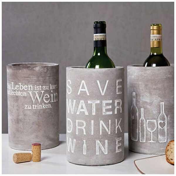 コンクリート製のワインクーラー。シンプルでおしゃれなデザインが魅力です。コンクリートは温度を長時間維持するので、ワインを最適な温度で楽しめます。より冷たい温度を保つには、事前に氷水などでクーラーを冷やすのがおすすめです。