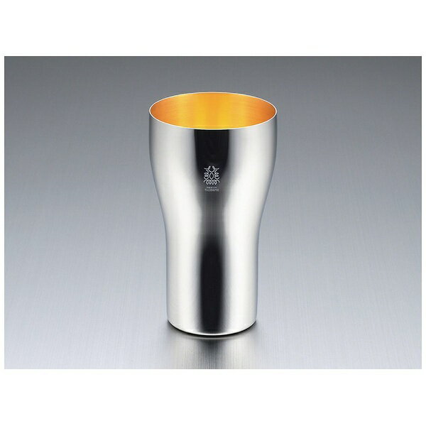 一重の造りのため冷たいお酒を注ぐと外側に細かい水滴がつき、風貌からも冷たさを感じることができます。くびれているので自然に持ちやすく飲みやすい。更に、内面に24金メッキを施してあるので金属臭がなく口当たりもよくお酒本来の芳醇な味わいを堪能して...