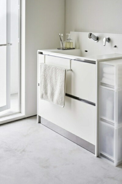 洗面所の引き出しや扉に簡単に取り付けられるバスマット＆タオルハンガーです。可動式フックで幅約47.5cmまでのバスマットも掛けられ、吊り下げ部分が長いので取っ手を避けて設置できます。掃除時や一時干しにも便利で、バスマットを低位置に設置するこ...