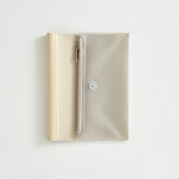 ペンケースは付箋や消しゴムなどよく使う文具をひとまとめにできます。(※A6サイズはペンによって、ファスナーケースに入らない場合がございます。)内面ポケットが2つあり、左側は大きいプリントなどをしっかり入れられる深さになっています。厚めのノー...