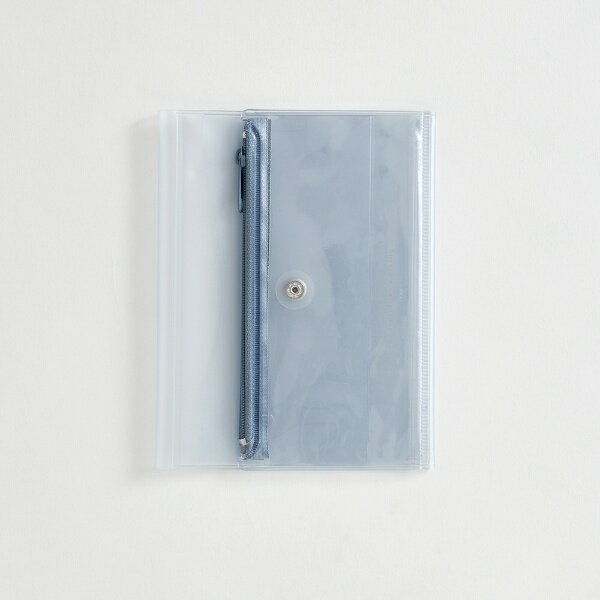 ペンケースは付箋や消しゴムなどよく使う文具をひとまとめにできます。(※A6サイズはペンによって、ファスナーケースに入らない場合がございます。)内面ポケットが2つあり、左側は大きいプリントなどをしっかり入れられる深さになっています。厚めのノー...