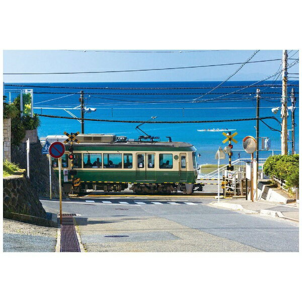 坂の上から眺める緑色の電車と青く広がる湘南の海。【仕様】・ピース数：300ピース・完成時サイズ：38×26cm・対応パネルNo.：031