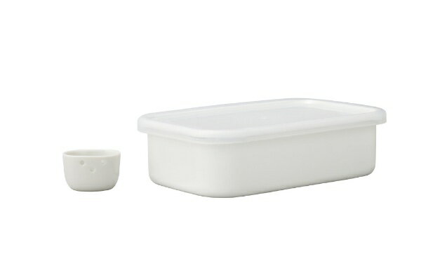 冷蔵庫でぬか漬けを保存できる琺瑯製の容器です。市販のぬか床1kgがぴったり収まるサイズで、シンプルな角型なので冷蔵庫にすっきり収まります。発酵速度が穏やかなので、毎日かき混ぜる手間が省けます。水分調節用の水取器付き。酸や塩分に強く、清潔で使...