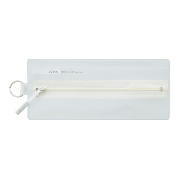 中身が見える透明素材。材質はPVCを使用しており、中身が見える透明素材のペンケースです。薄くてコンパクト。かさばらないフラットタイプのペンケースです。（収容本数は約6本）持ち運びに便利なサイズ感となっています。背面ポケット付き。背面には、ふ...