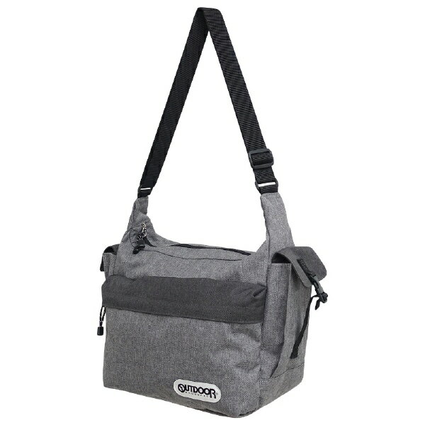 マザーバッグとしても活躍する豊富な収納面が魅力的なアイテムです。フロントにはジッパーポケット、サイドにはマチ付きのポケットを設けており、小物などを分けて収納することができます。またどちらもフラップが付いているため、万が一ジッパーを閉め忘れて...