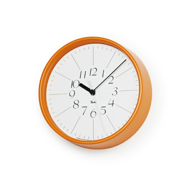 1977年「内に集中する力と外に広がる力」のバランスをテーマにデザインされたこれらの時計は、異なるアプローチながら、12方向のラインとアラビア数字の絶妙なコンビネーションにより、大きく見せ小さく感じさせるパーソナルクロックの一つの完成形を作...