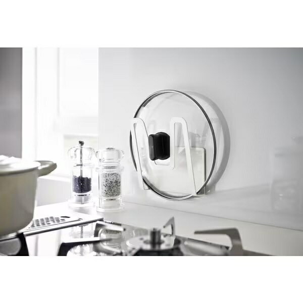 マグネットがつく壁面に簡単取り付けの鍋蓋ホルダー。マグネットで浮かせて収納。置き場所に困る鍋蓋を簡単収納。鍋蓋を掛けるだけの簡単収納。取り付け可能な壁面：マグネットがつく平らな面・スチール壁面耐荷重：約2kg