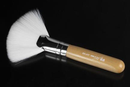 とてもコンパクトで取り回しの良い、ホコリ取り用ブラシです。■静電気除去効果のある柔らかな毛先は、塗装後の表面も傷つけにくくなっています。